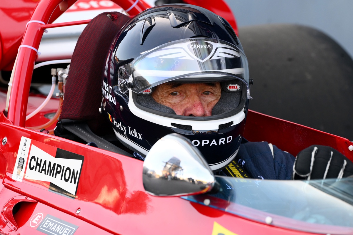 Jacky Ickx zet Monza in vuur en vlam met emotionele rit met Ferrari F1 ...