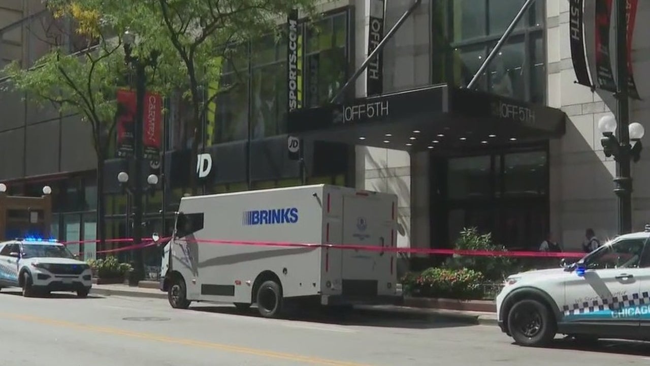 Security guard shoots would-be robber in downtown Chicago, police say
