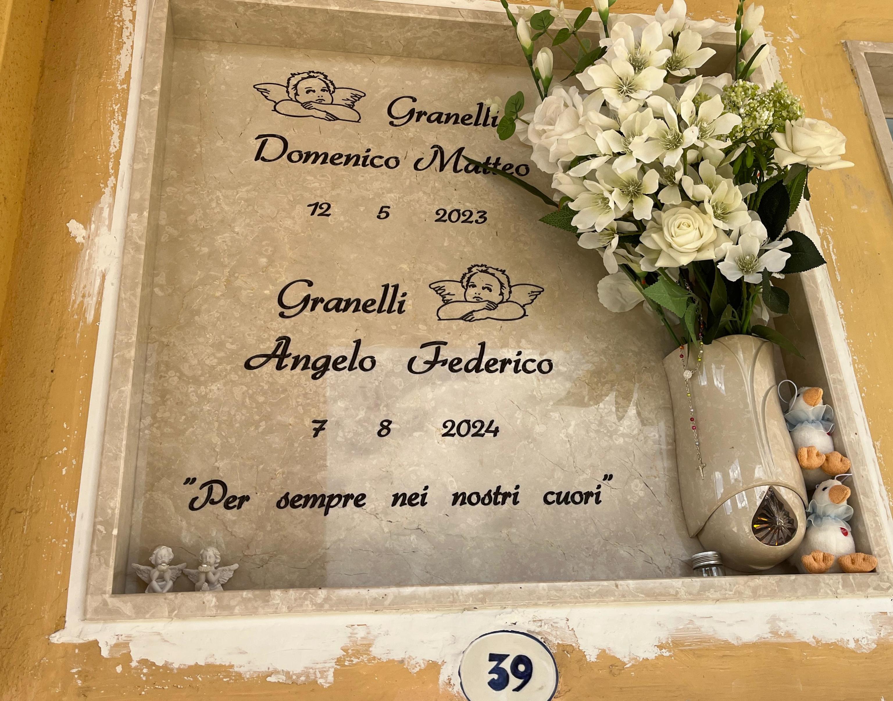 Neonati sepolti: posata lapide 'Per sempre nei nostri cuori'