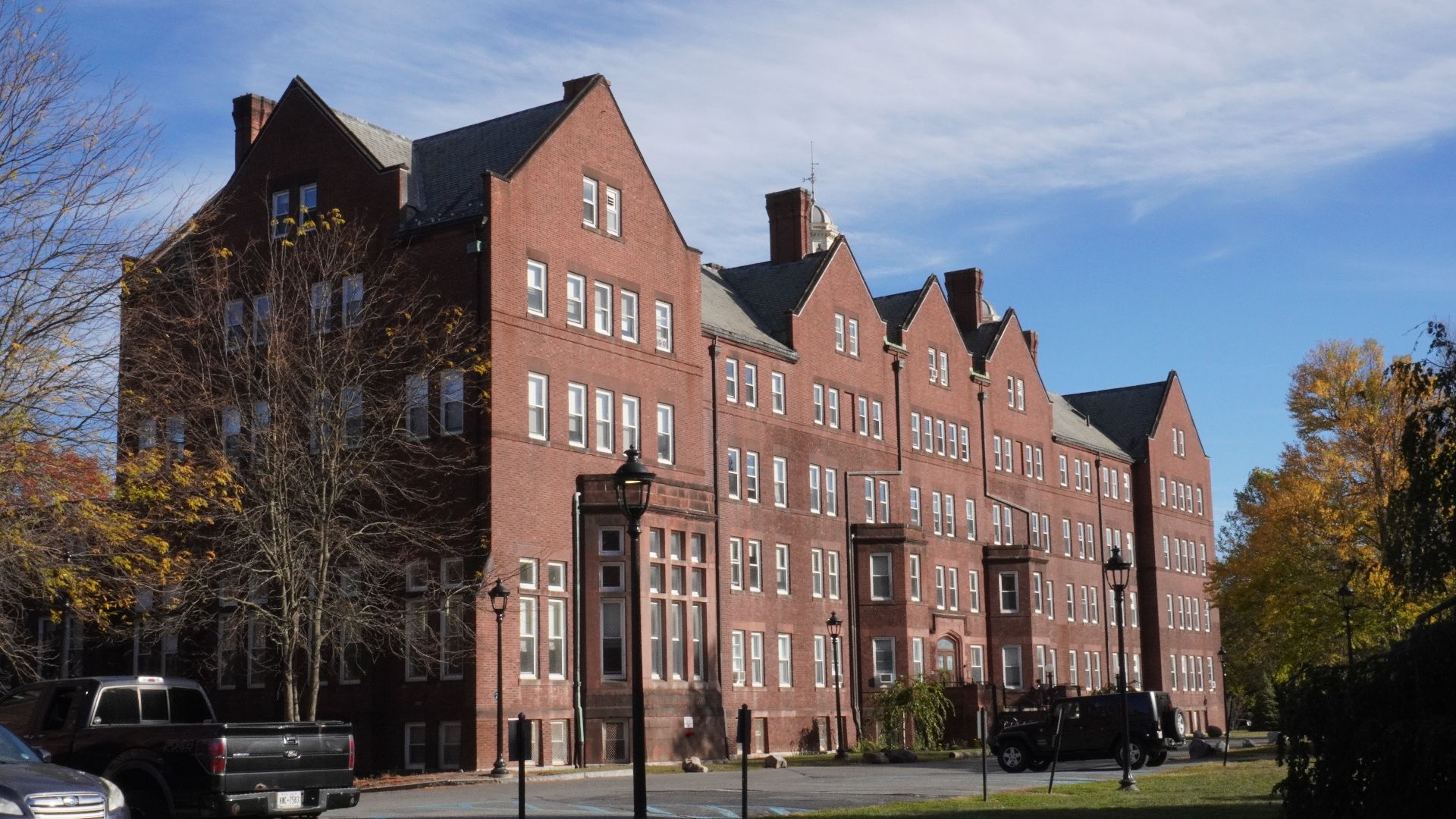 The 10 Most Expensive American Colleges & The 10 Cheapest