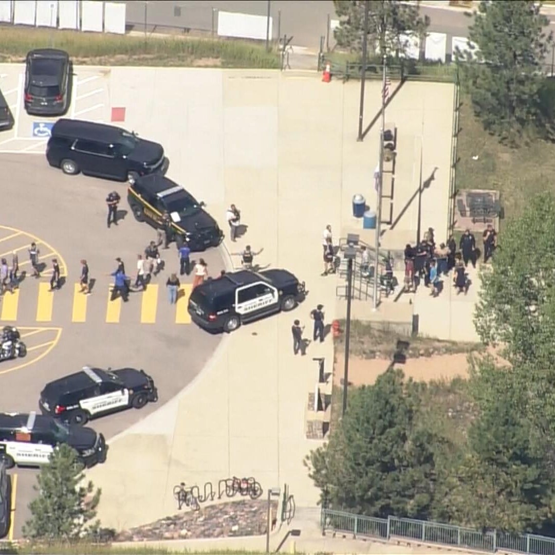 2 students wounded in shooting at Colorado high school; suspect dead