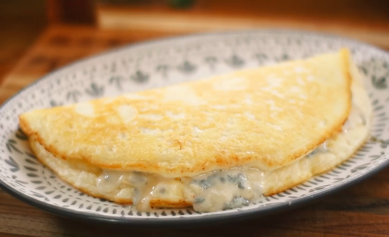 This soufflé omelette with cheese is so fluffy it will blow away!