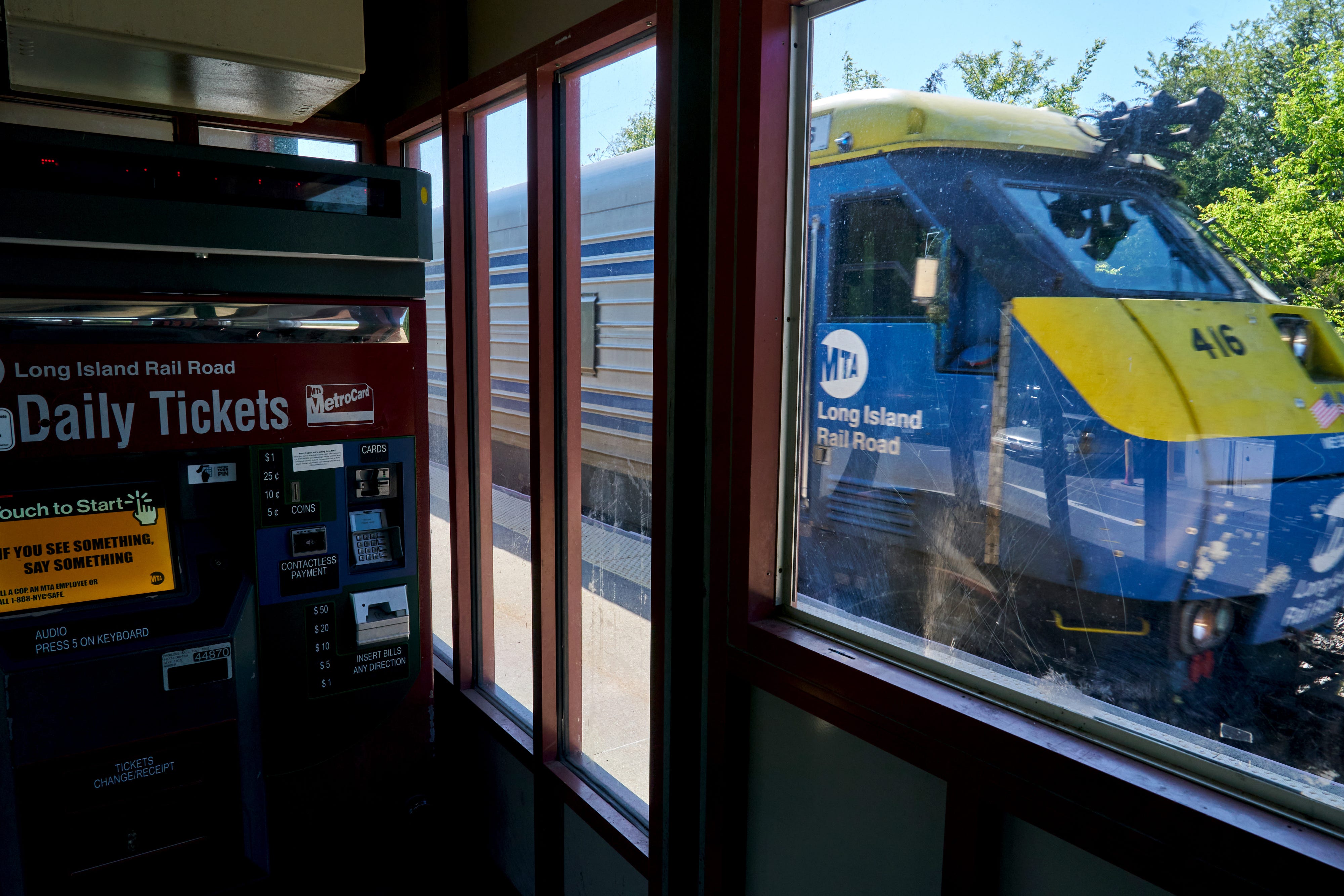 New York risks LIRR engineers’ strike next week amid pay spat