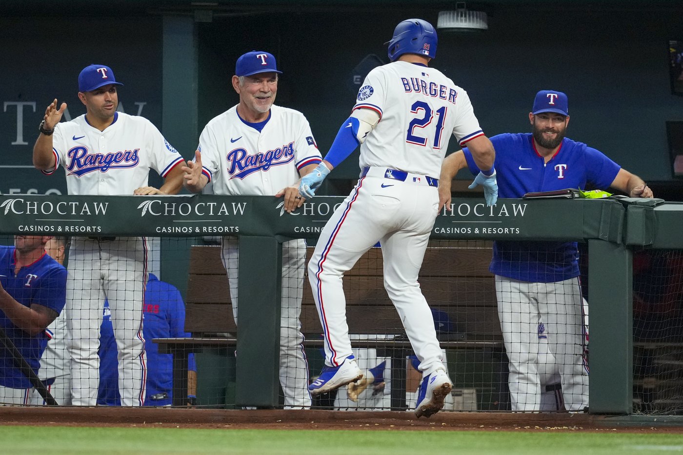 Jake Burger et les Rangers du Texas gagnent un quatrième match de suite