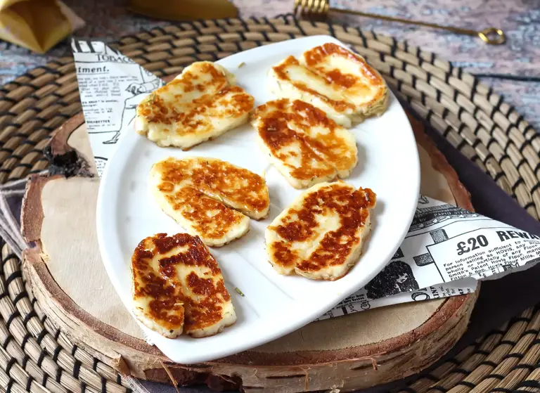 Queso halloumi agridulce a la sartén con miel y romero
