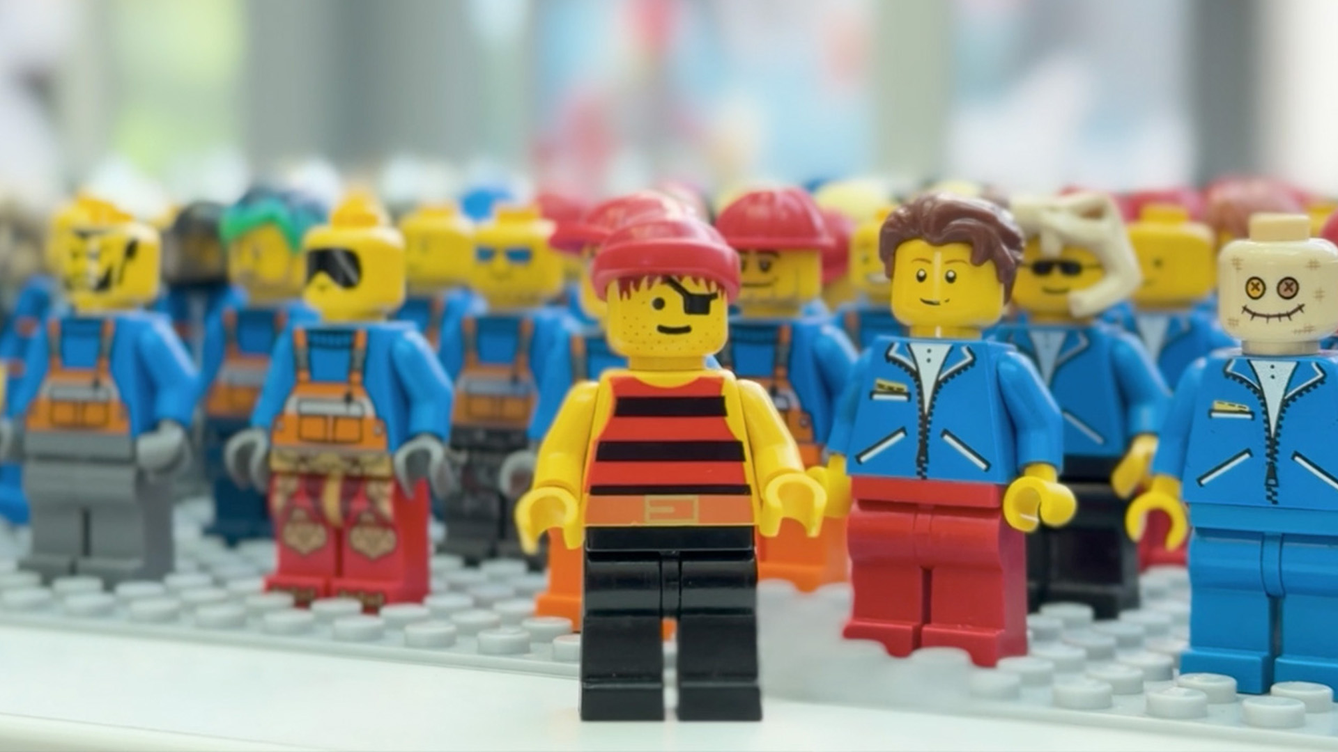 The world's largest LEGO® minifigure collection consists of over 11,000 ...