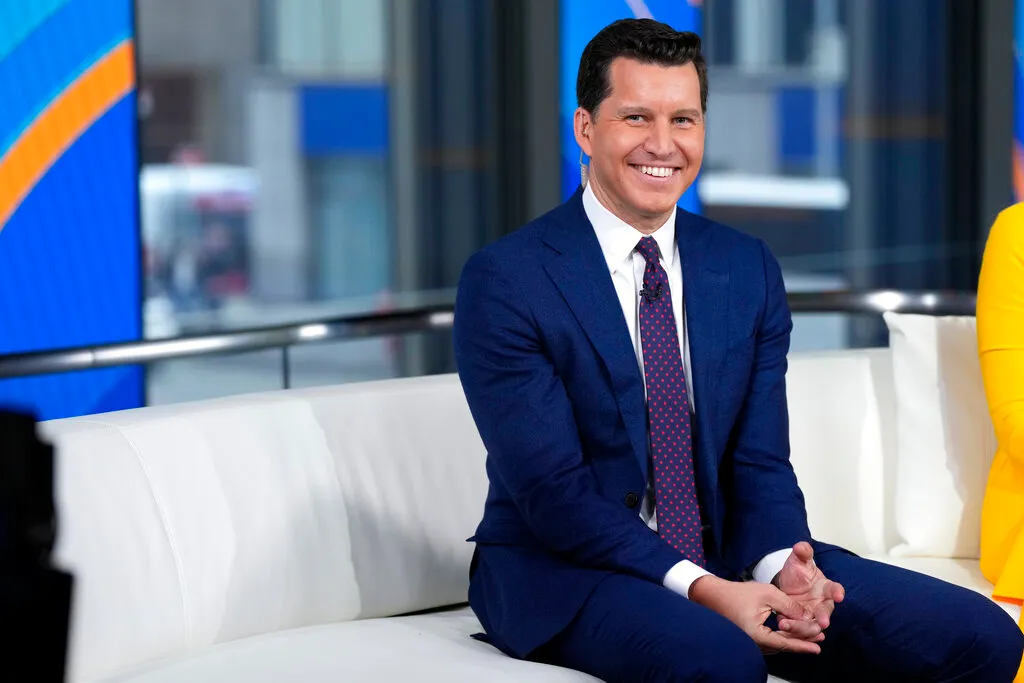 Fox News host Will Cain stops show for prayer and moment of silence ...