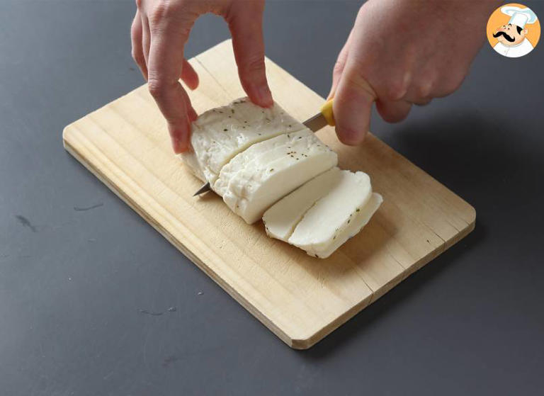 Queso halloumi agridulce a la sartén con miel y romero