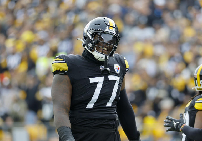 Steelers QB Aaron Rodgers defends LT Broderick Jones