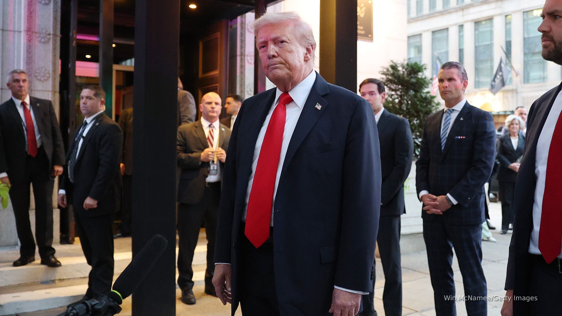 Trump faces protesters at DC dinner as federalization effort nears ...