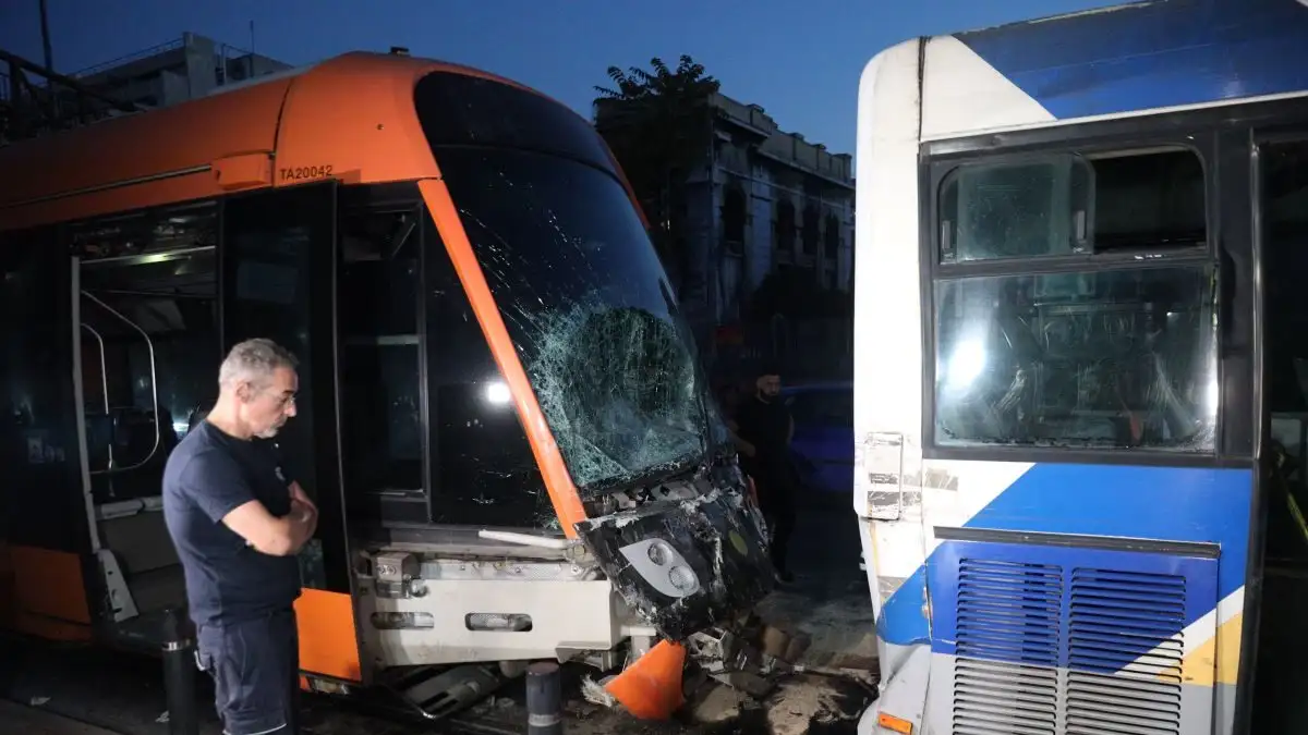 Σύγκρουση λεωφορείου με τραμ στον Πειραιά: Πάνω από 30 τραυματίες, τι ...