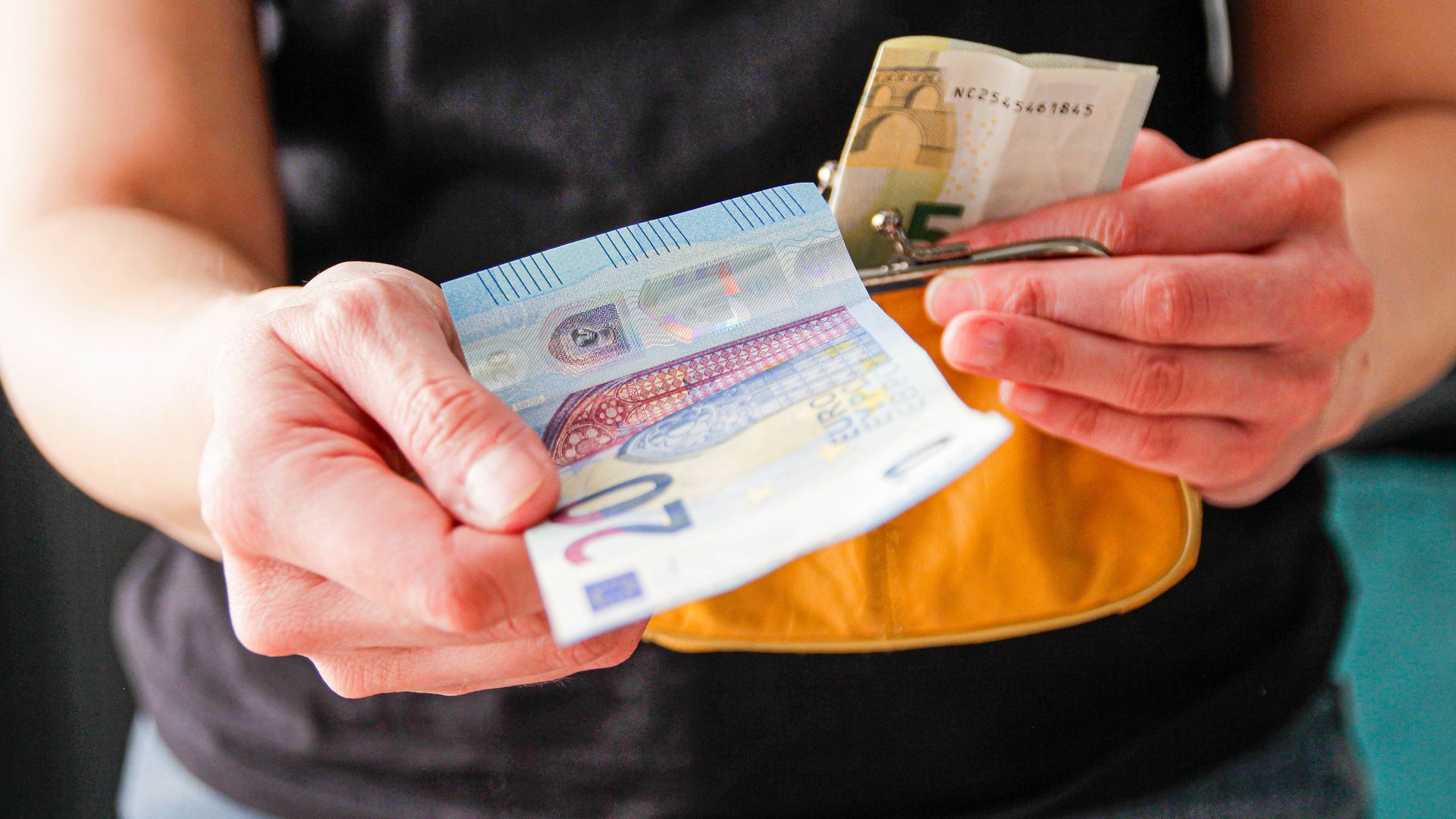Hacienda vigila más de cerca los pagos en efectivo: el límite de 1.000 ...