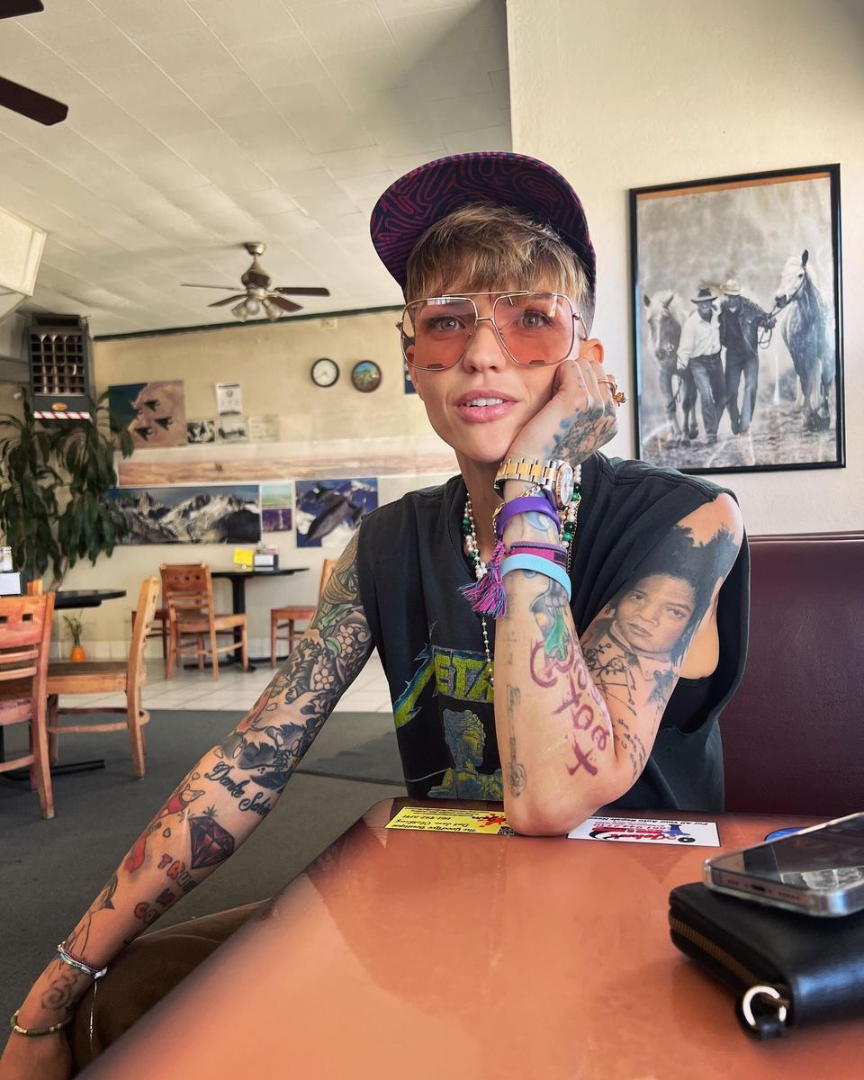 19 celebrities who came out as non-binary