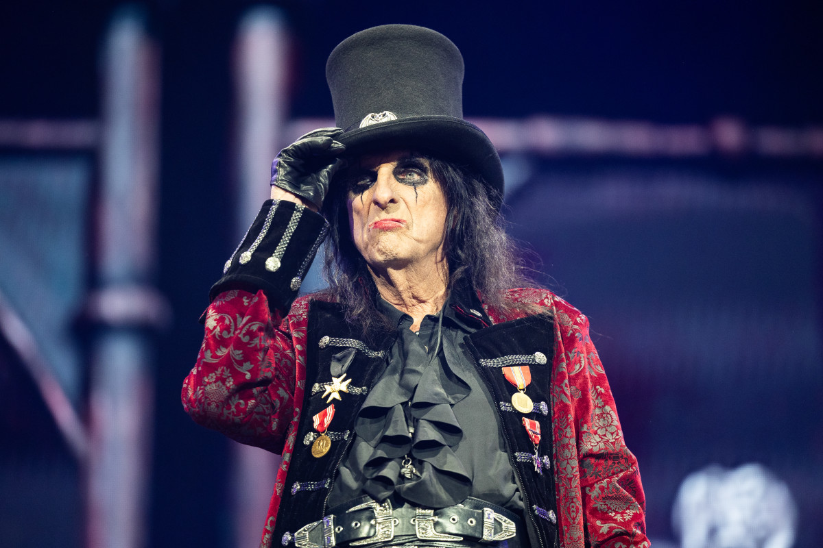 Resurfaced Video of Alice Cooper, 77, Meeting One of His Classic Rock ...