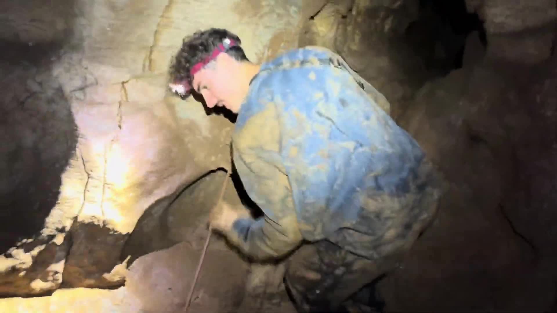Exploration d'une grotte immense ! (claustrophobie niveau extrême)
