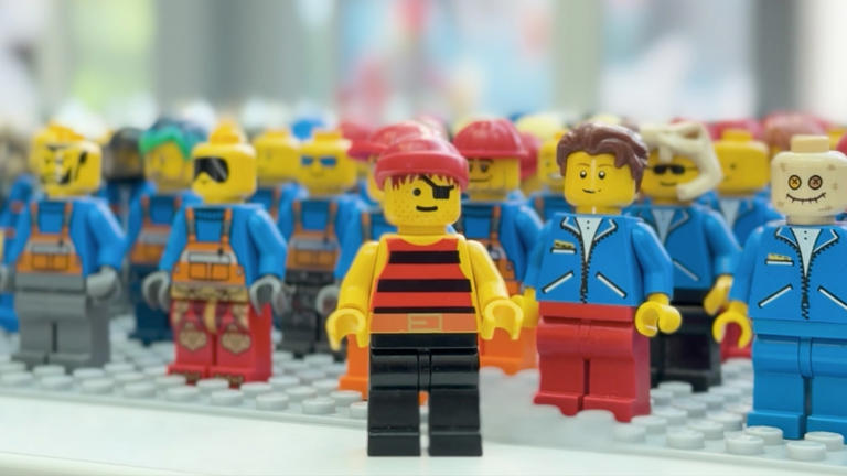 The world's largest LEGO® minifigure collection consists of over 11,000 ...