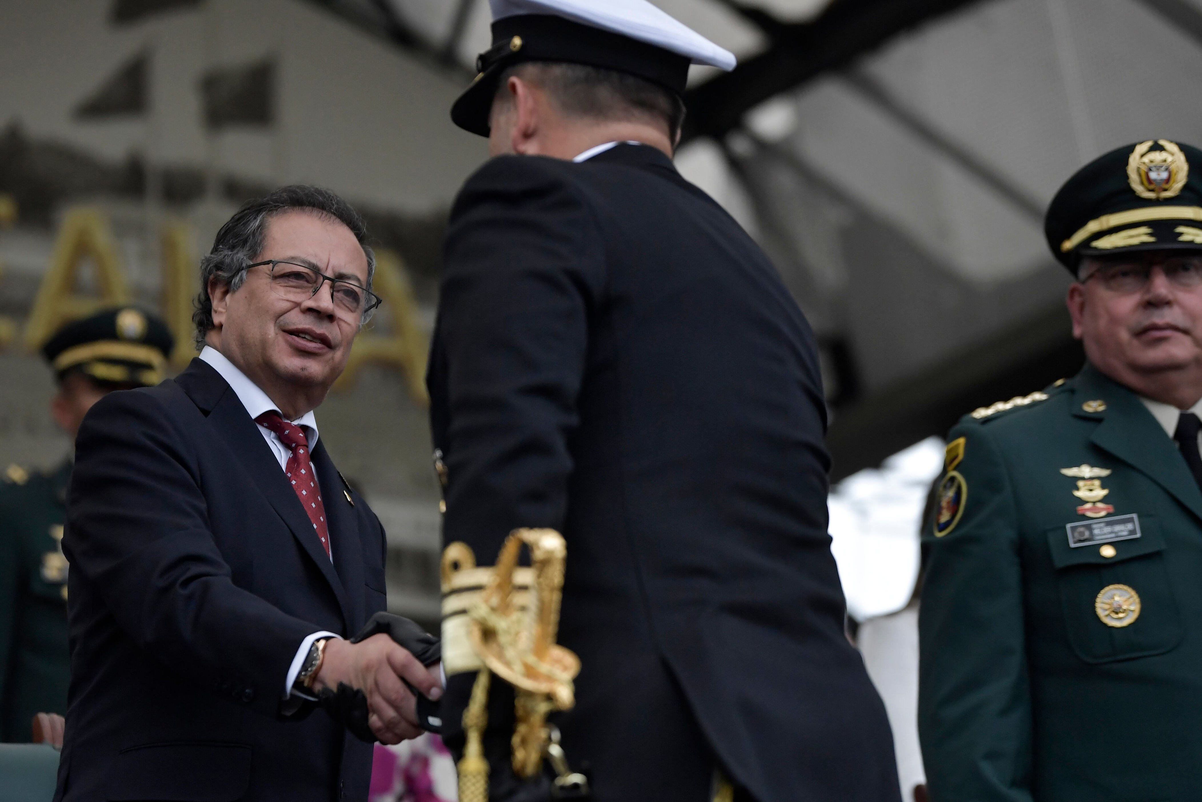 Presidente Petro ordena retiro de general por presuntos nexos con ...