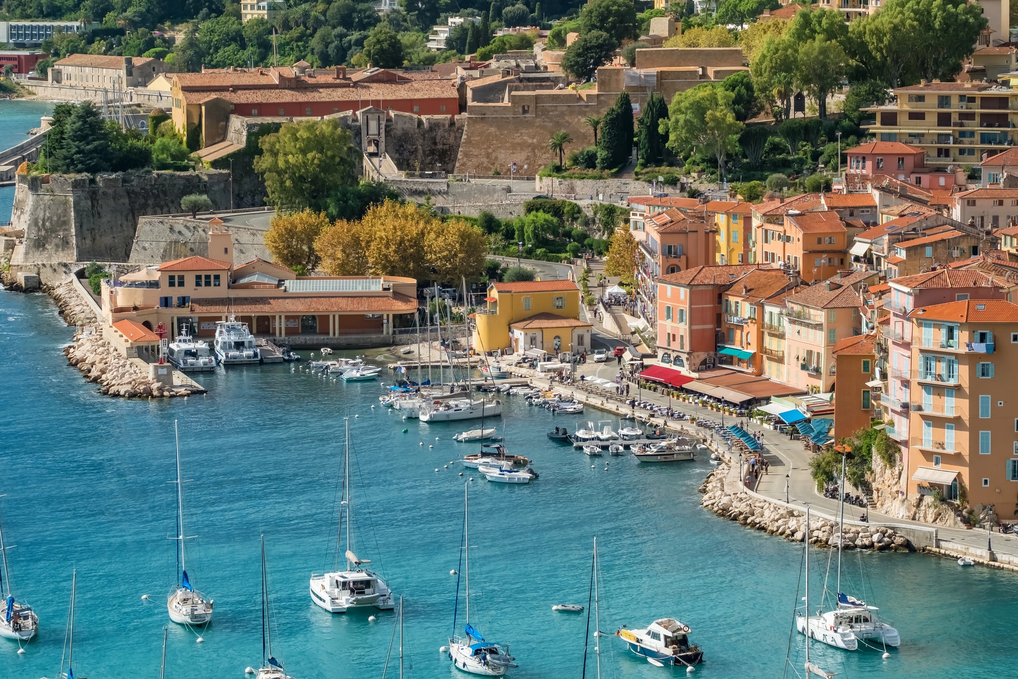 Entre son port coloré et sa citadelle chargée d’histoire, cette cité ...