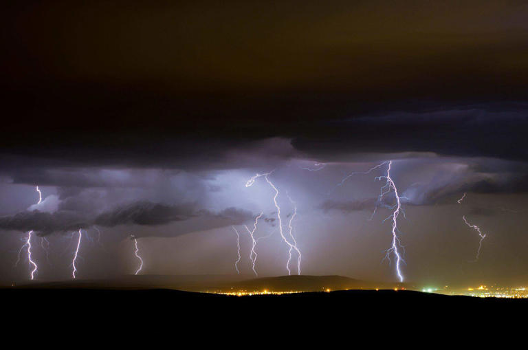 Spectacular lightning storm jolts Tri-Cities skyline. See the photos ...