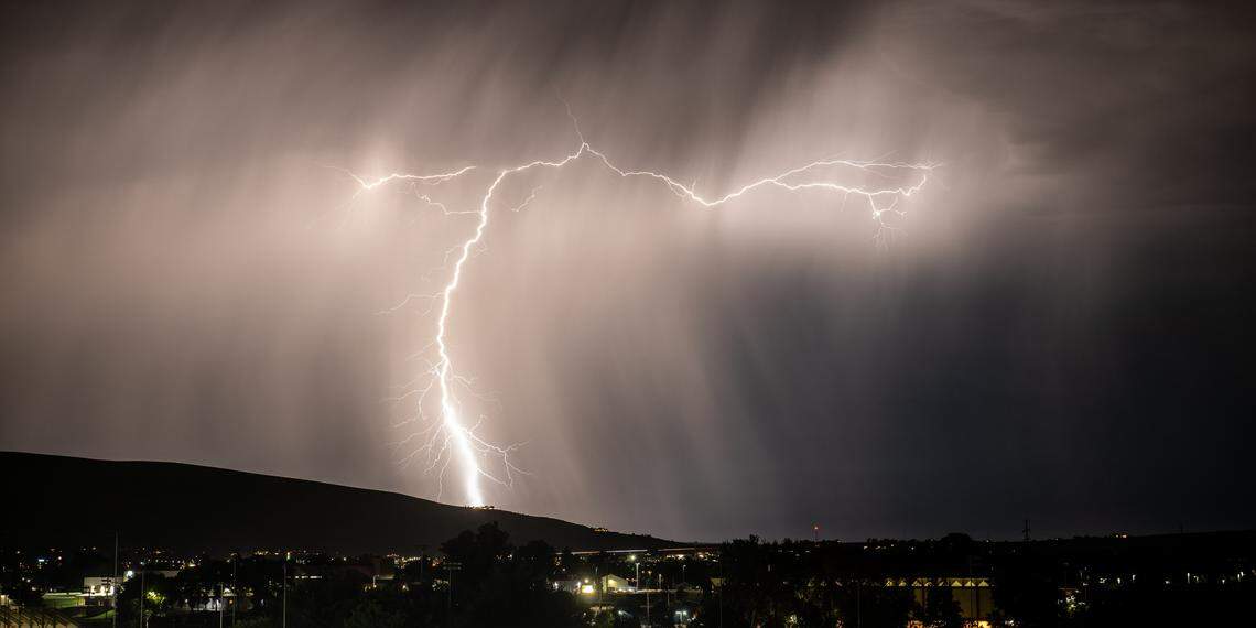 Spectacular lightning storm jolts Tri-Cities skyline. See the photos ...