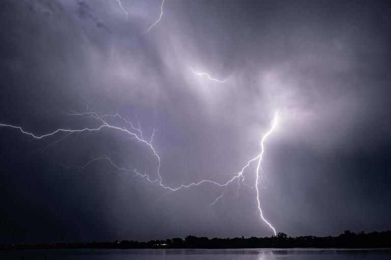 Spectacular lightning storm jolts Tri-Cities skyline. See the photos ...