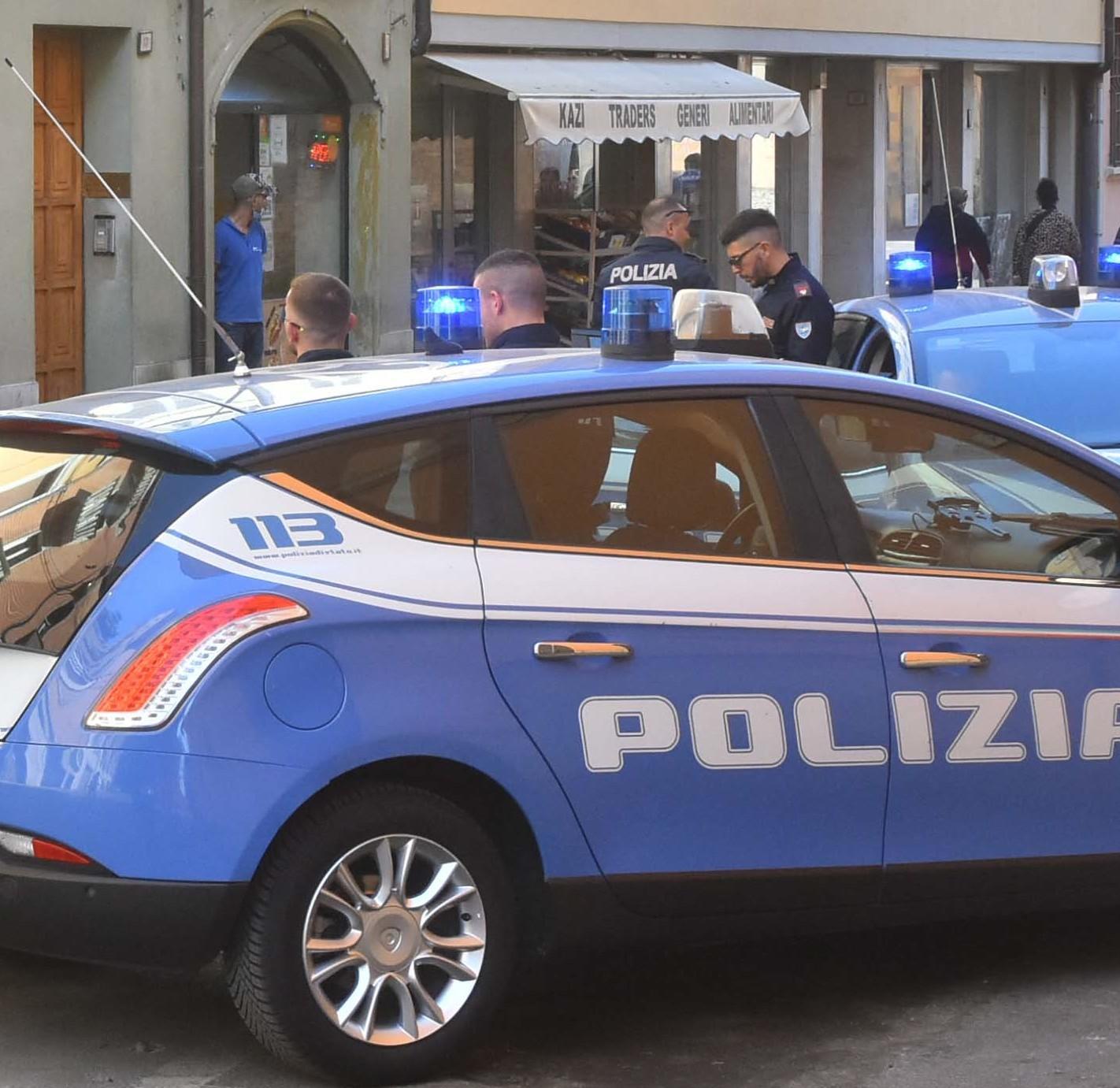 Colto sul fatto mentre ruba dentro un bar