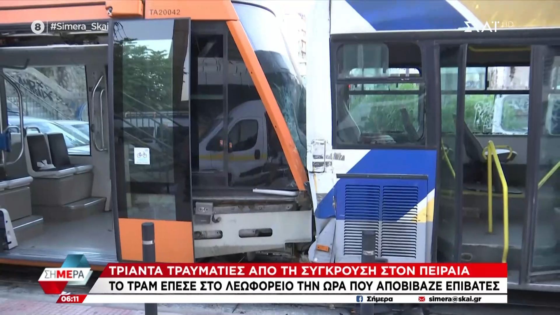 Πρόσκρουση τραμ με λεωφορείο στον Πειραιά - 30 τραυματίες