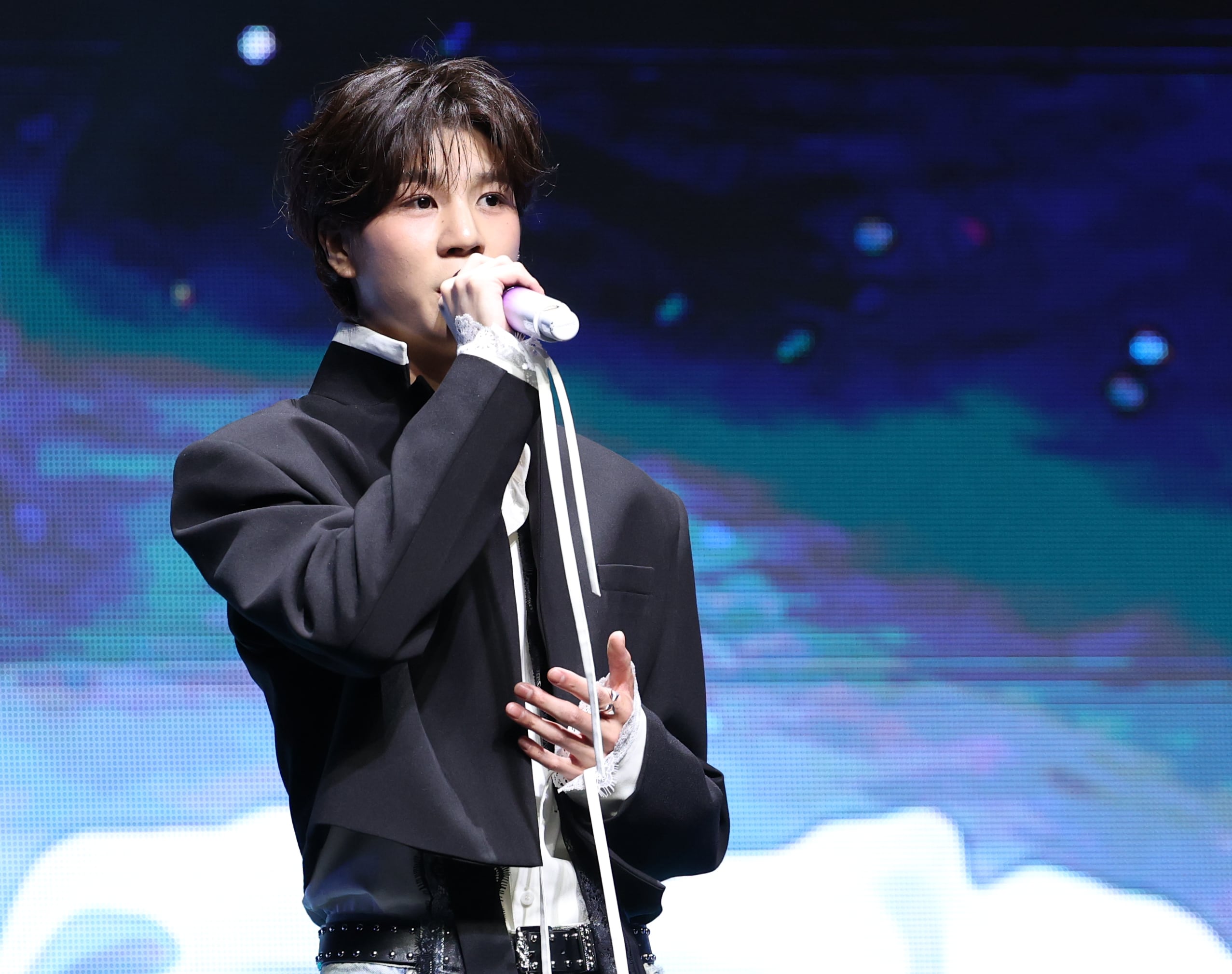 Trot singer Jeong Dong-won probed for unlicensed driving at 16