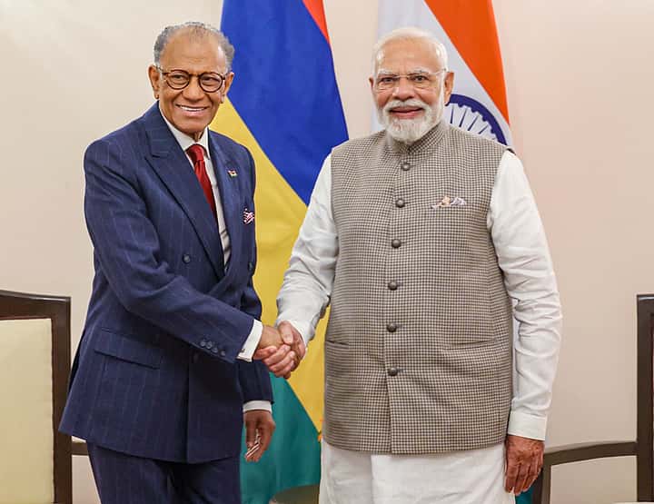PM Modi Meets Mauritius Counterpart In Varanasi For Bilateral Talks: 10 ...