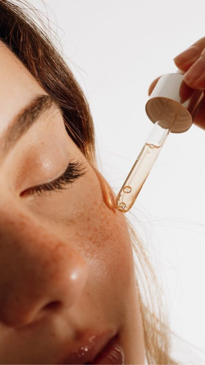 What is the right way to apply serum on face?