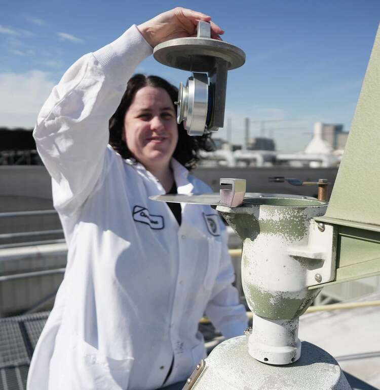 Houston ragweed pollen spikes as sunny weather makes allergies worse ...