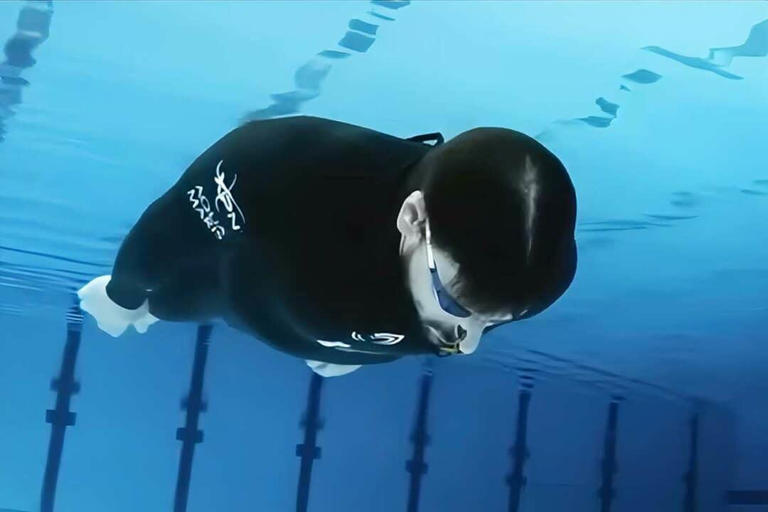 Un apnéiste pulvérise le record du monde en restant 30 minutes sous l ...