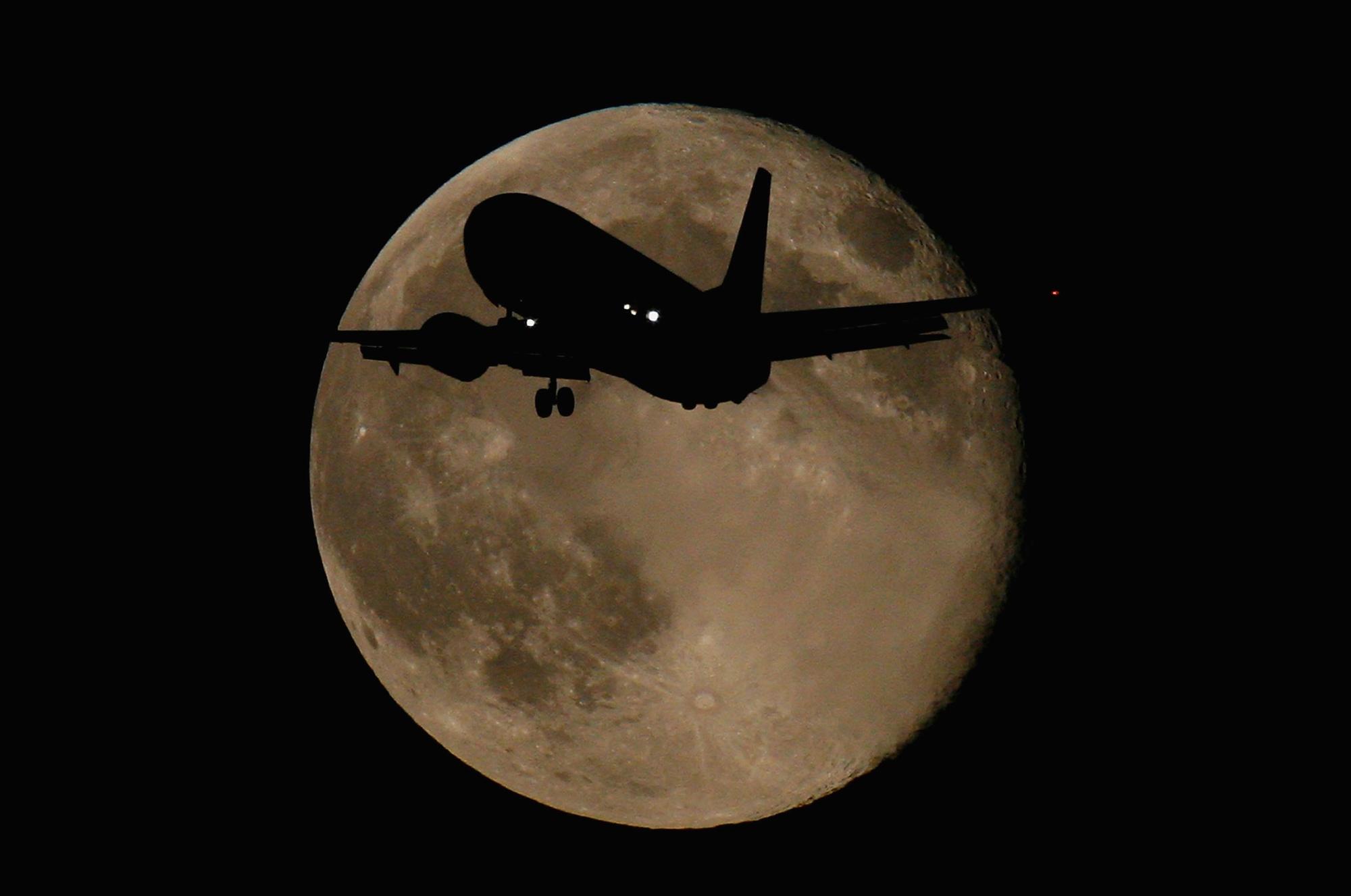 Campaign group calls for ban on night flights at London Gatwick