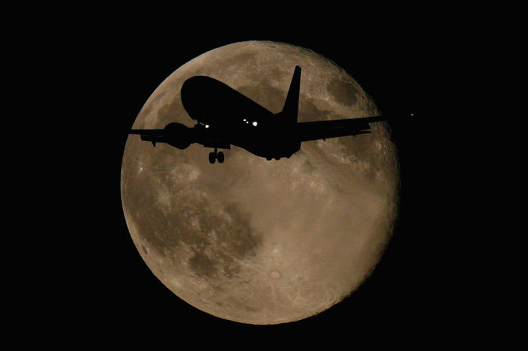 Campaign group calls for ban on night flights at London Gatwick