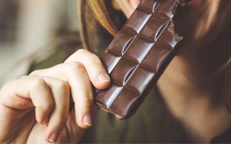 Detienen a una rusa por robar 223 tabletas de chocolate y comérselas