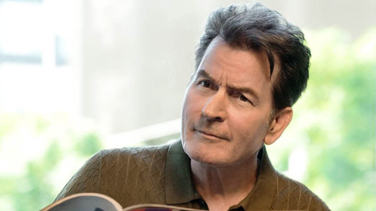 Charlie Sheen commenta l’indimenticabile scena del bufalo decapitato in ...