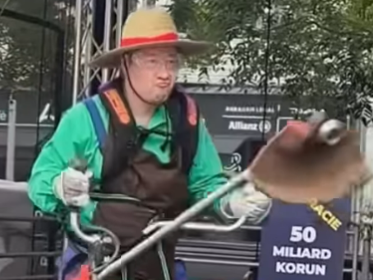 Okamura si na mítink v Ostravě přivezl křovinořez. Na pódiu s ním „posekal“ státní výdaje