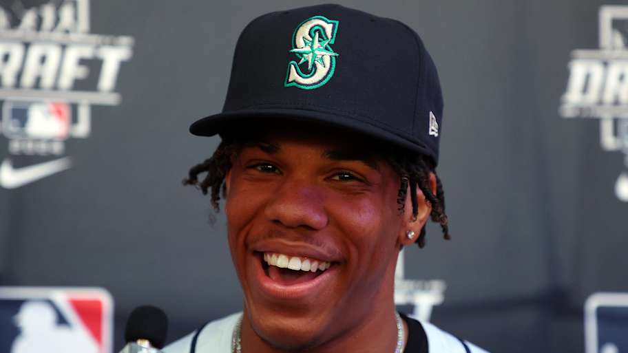 Step up in competition only made Mariners' switch-pitcher even hotter