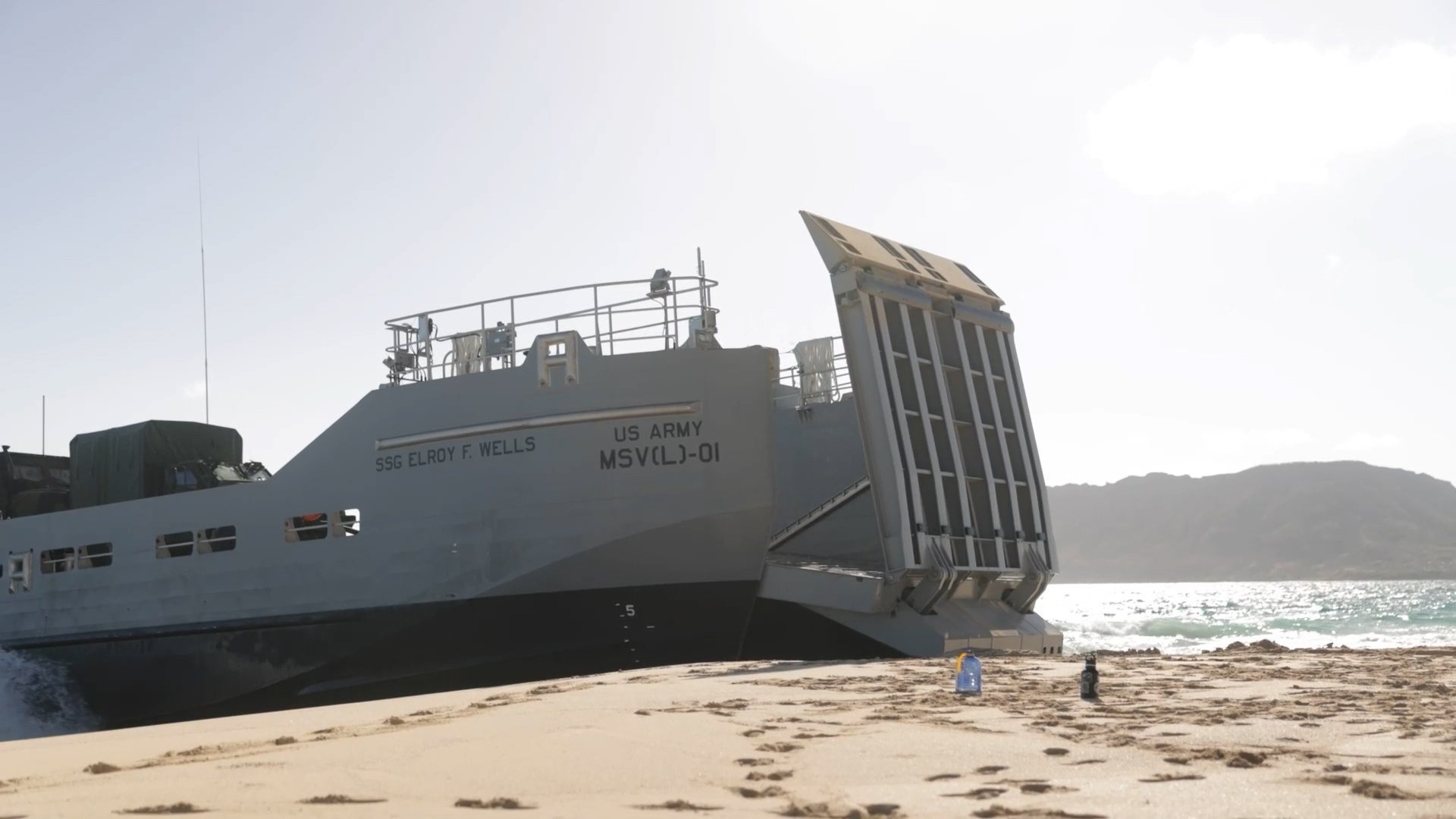 US-Marines tauschen taktische Fahrzeuge am Strand aus