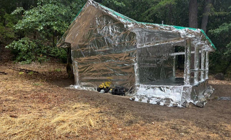 Historic cabins in path of Log Fire near Klamath forest wrapped in fire ...