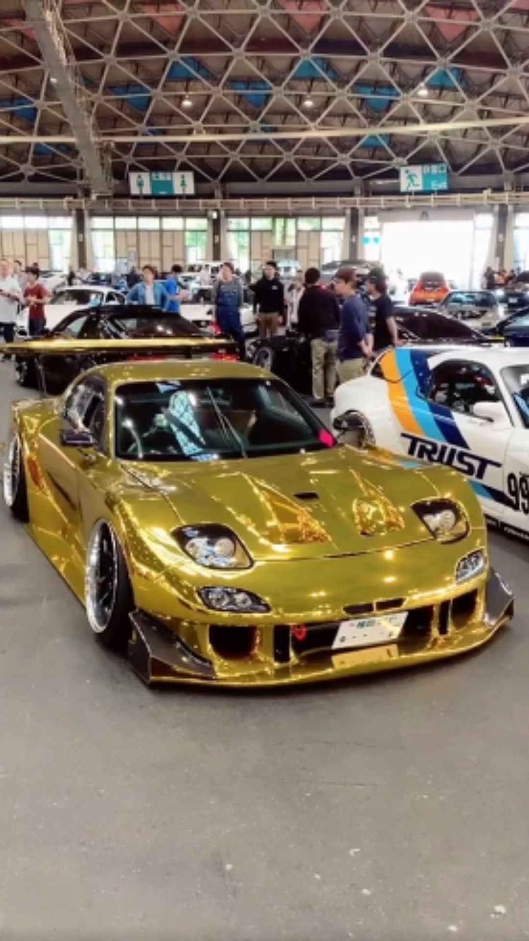 Miyoshi Factory RX-7 squad at Wekfest Japan