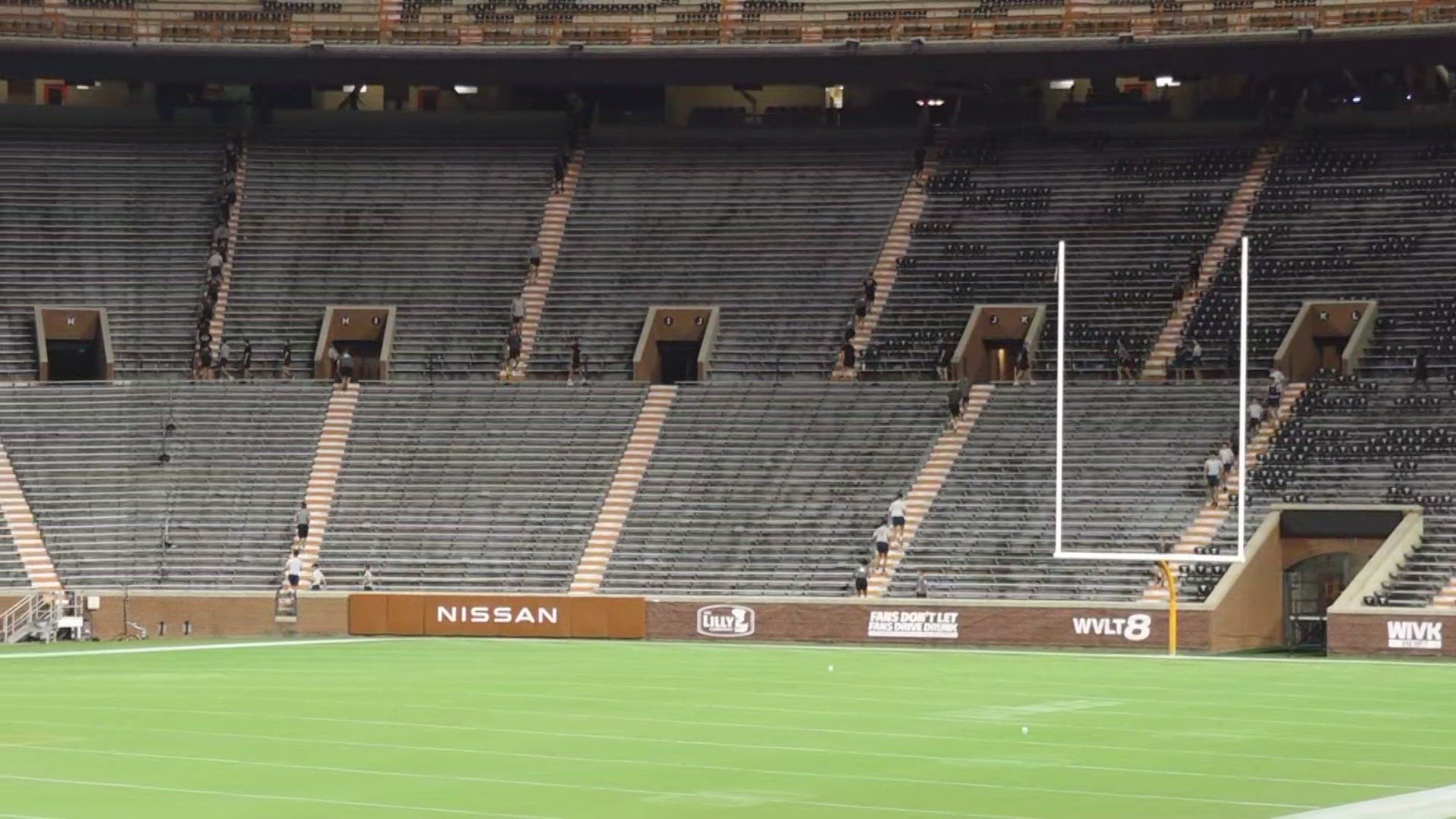 Hundreds of military members in training do stair climb to honor the ...