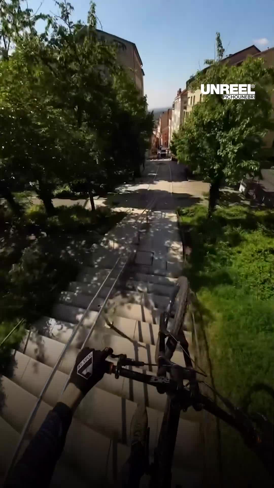 Graffiti Alley rush: Conquer urban downhill with heart-pounding adventures!