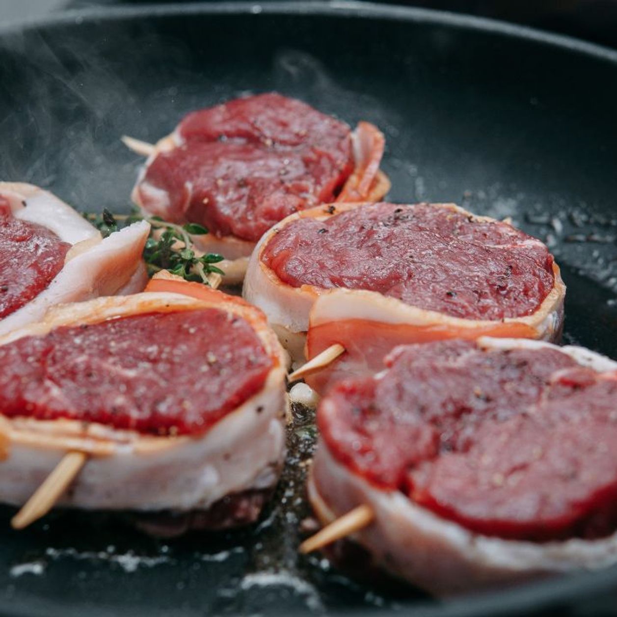 Ce boucher est clair, si vous salez la viande avant cuisson vous devez ...