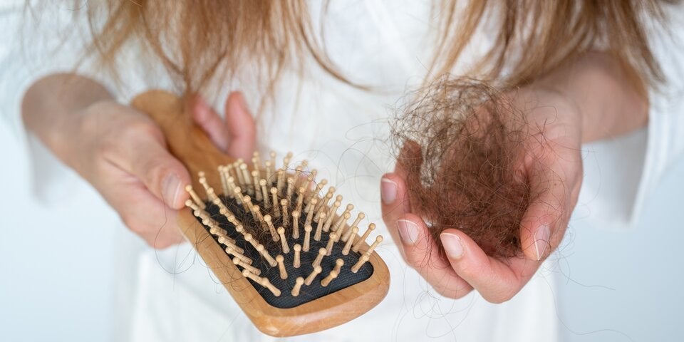 Fallen Ihnen gerade gefühlt mehr Haare aus als sonst? Das ist der Grund ...