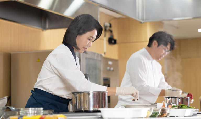 Kim Hye-kyung teams with chef to create Japchae Pasta at health-focused ...