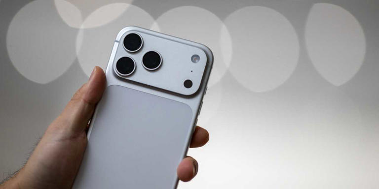 Apple’s stock falls for the eighth straight day. Here’s what investors ...