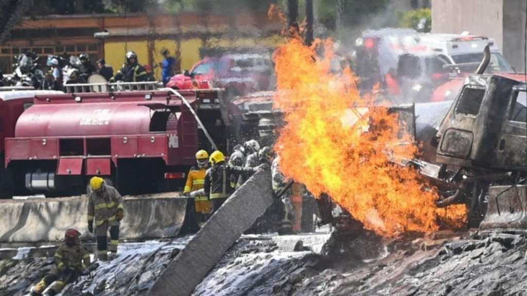Nuevo incendio de pipa por volcadura deja tragedia, ahora en Tamaulipas
