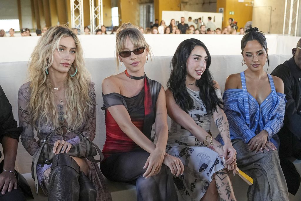 Paris Jackson y Ester Expósito se reencuentran en el desfile de Desigual