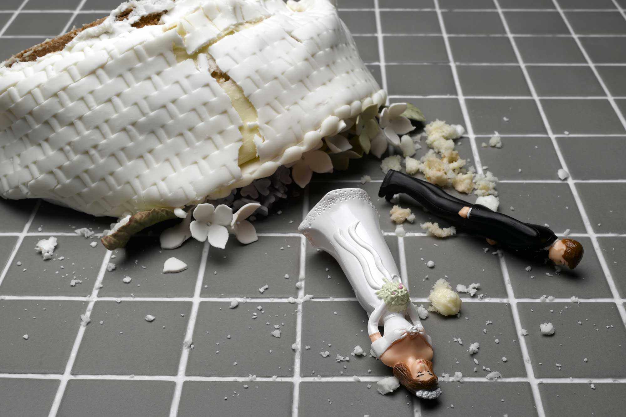 To Smash or Not to Smash the Wedding Cake: Etiquette Expert Weighs in ...